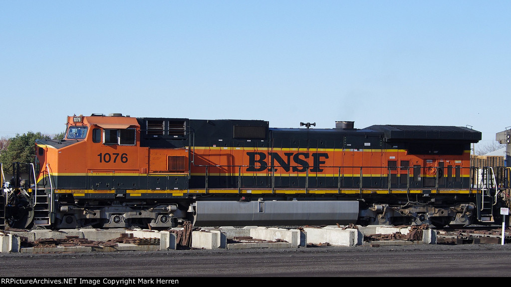 BNSF 1076